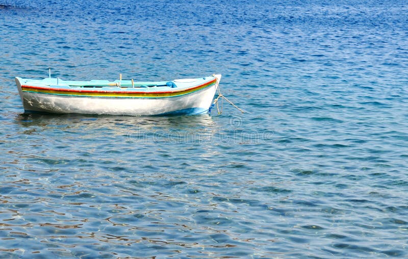 Barca Che Galleggia Su Un Mare Calmo Fotografia Stock - Immagine di ...