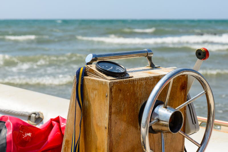 Barca con il timone immagine stock. Immagine di gonfiabile - 70105919