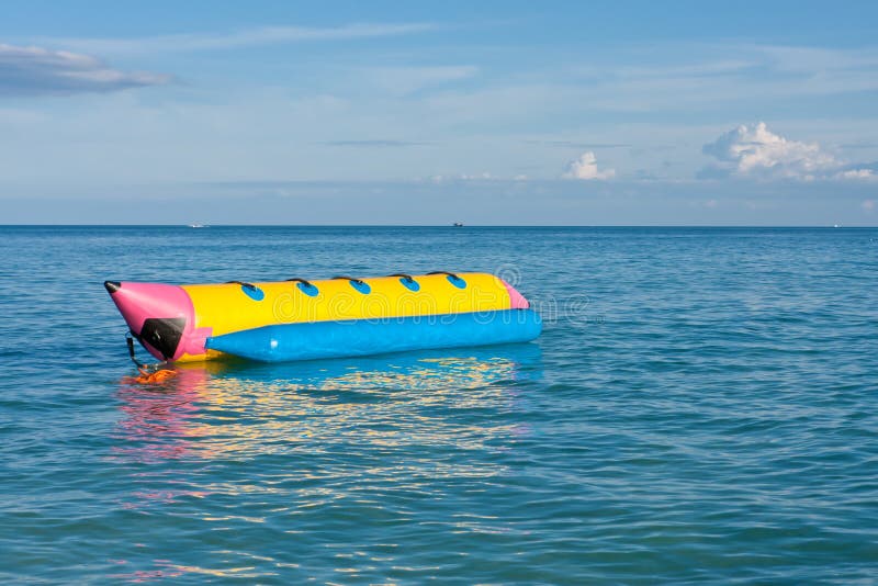 Barca di banana nel mare immagine stock. Immagine di mare - 21957195