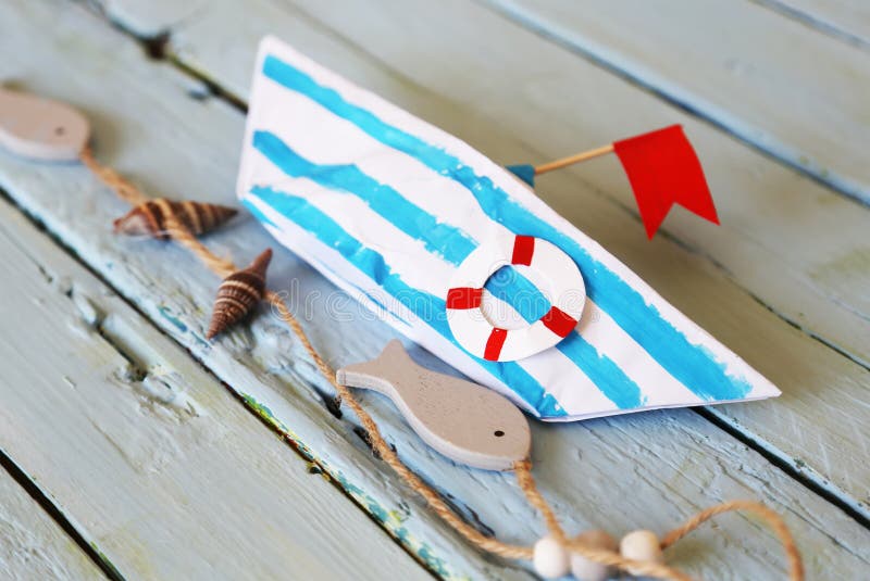 Barca di carta di Origami fotografia stock. Immagine di barca - 72286346