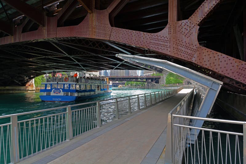 Barca Di Crociera Di Chicago Sotto Il Ponte E Riverwalk Immagine ...