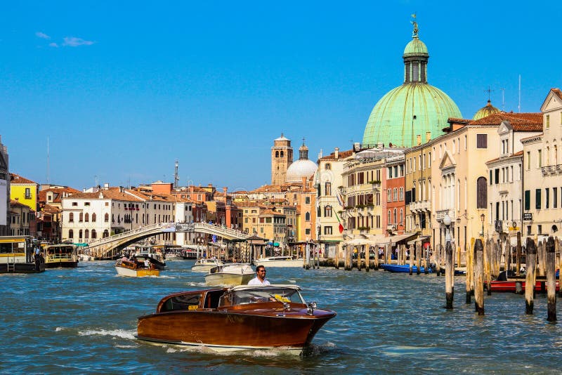 Barca Di Legno Che Naviga I Canali Di Venezia Fotografia Editoriale ...