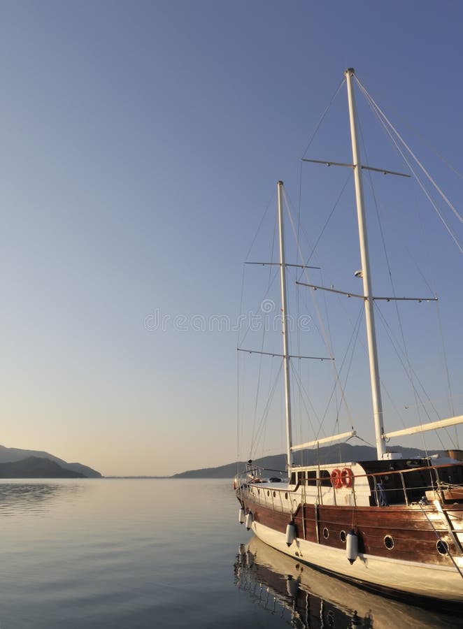 Barca Di Navigazione Tradizionale Sul Mare Calmo Fotografia Stock ...