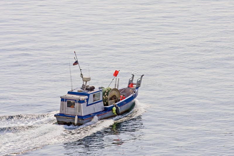 Barca Di Pesca Professionale Con Le Reti Fotografia Stock - Immagine di ...