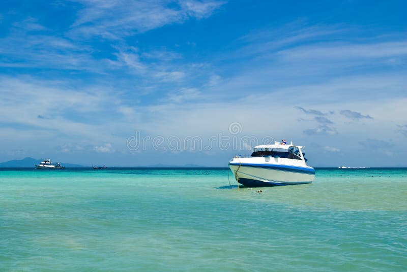 Barca nel mare fotografia stock. Immagine di radura, goda - 18324422