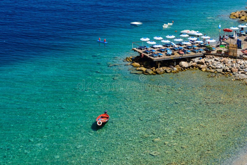 Barca Su Un Mare Trasparente Fotografia Stock - Immagine di italiano ...