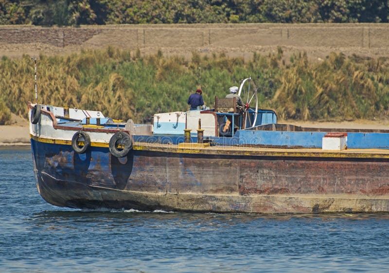 Barca Tradicional Velha Do Rio Que Viaja Com a Paisagem Rural Imagem de ...