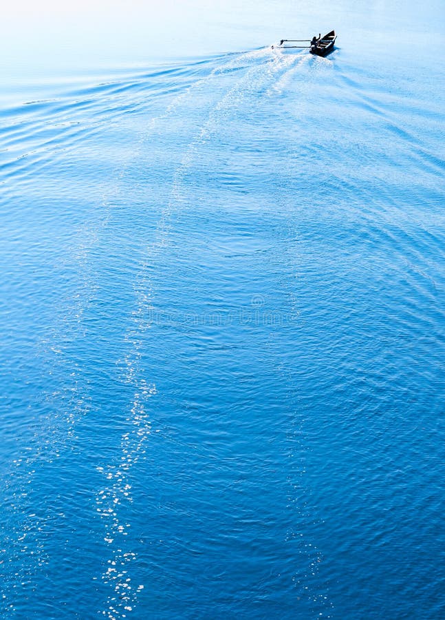 Barca su acqua - verticale fotografia stock. Immagine di vento - 17724