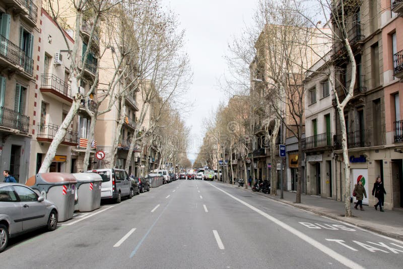 Calles De La Ciudad En Barcelona, España Foto editorial - Imagen de ...