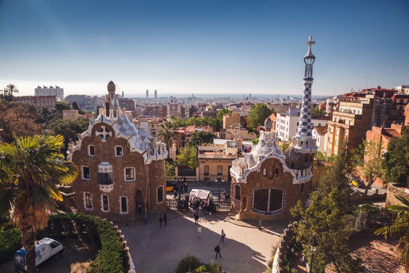 BARCELONA, ESPANHA - 23 DE ABRIL DE 2016: Parque Guell Pelo Arquiteto ...