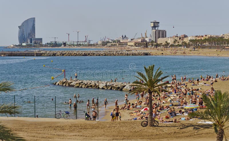 Barcelona, Praia Bogatell De Barceloneta Foto Editorial - Imagem de ...
