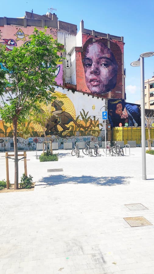 Barcelona square life editorial photo. Image of park - 186022766