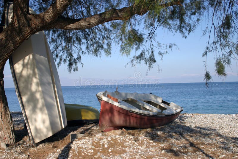Barche immagine stock. Immagine di roccioso, ombra, spiaggia - 79825