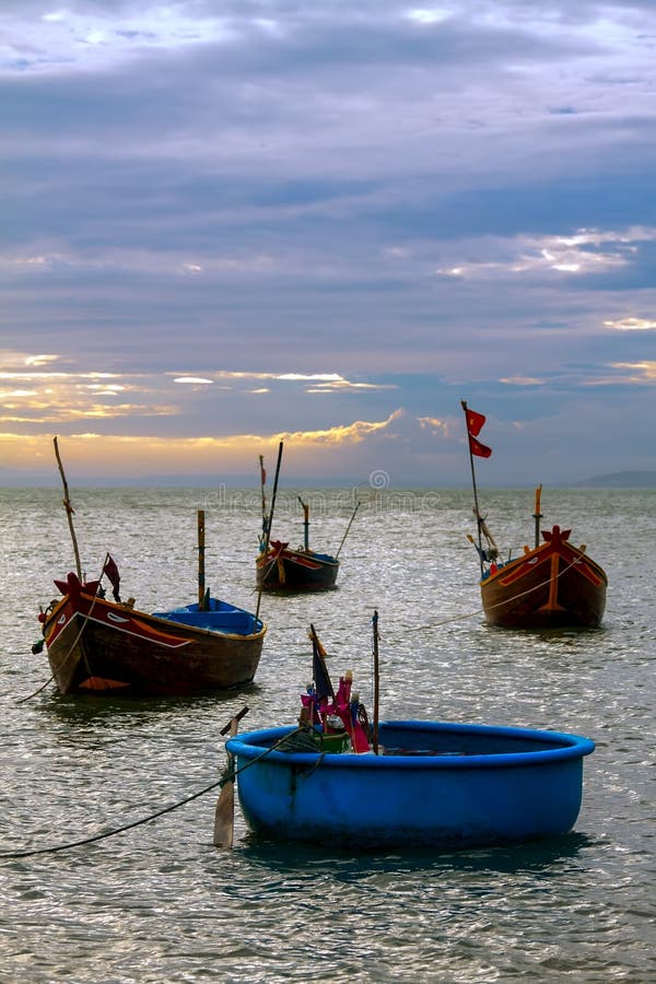 Barche Che Pescano Il Cielo Del Mare Fotografia Stock - Immagine di ...