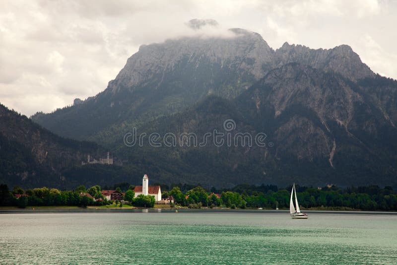 Barche E Viste Panoramiche Del Lago Forggensee, Germania Immagine Stock ...