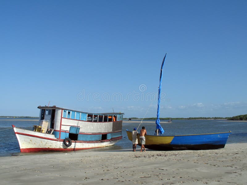 Barche nella spiaggia fotografia stock. Immagine di mare - 23172936