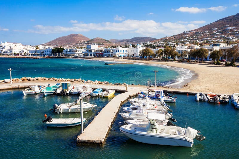 Barche nel porto di Paros fotografia stock. Immagine di egeo - 89566762
