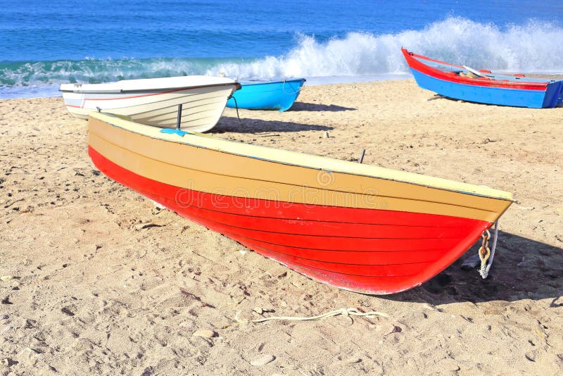 Quattro Barche Sulla Spiaggia Fotografia Stock - Immagine di oceano ...