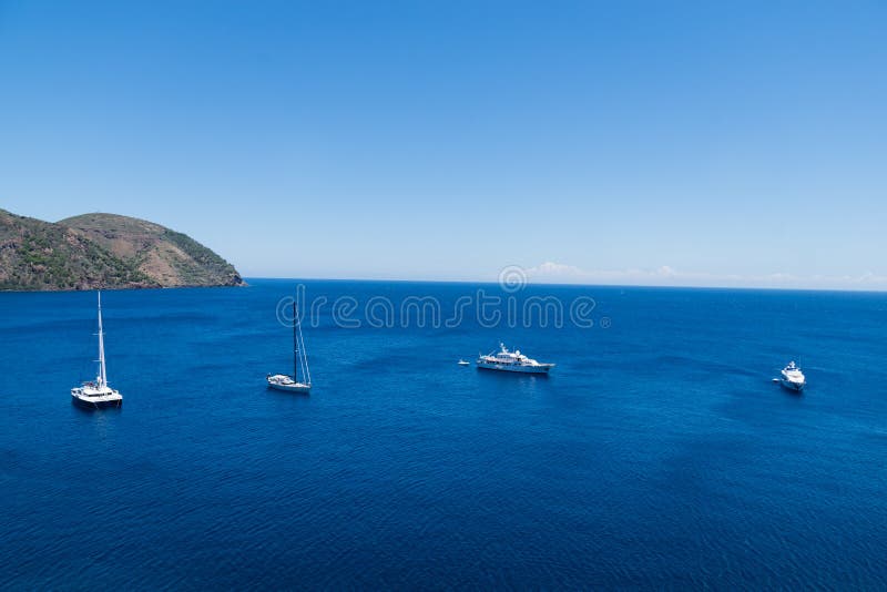 Barche Sul Mare Blu, Lipari, Italia Fotografia Stock - Immagine di mare ...