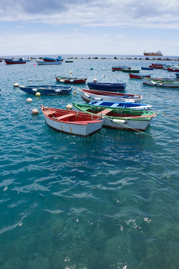 Barche Variopinte Del Pescatore Nel Mare Blu Del Turchese Fotografia ...