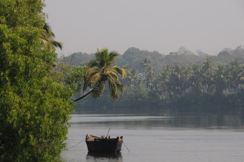 Barco anclado en el agua foto de archivo. Imagen de asegurado - 132696102