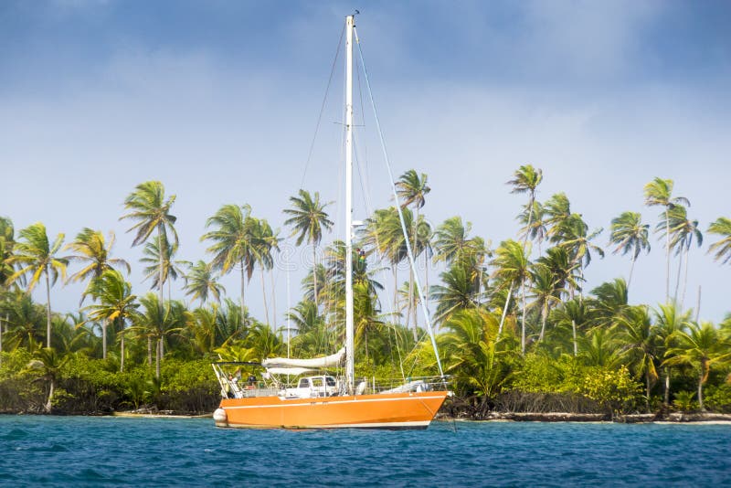 Barco Anclado En El Mar Del Caribe Imagen de archivo editorial - Imagen ...