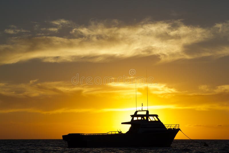 Barco anclado en el agua foto de archivo. Imagen de asegurado - 132696102