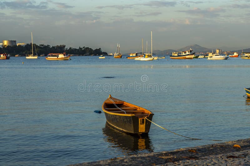 Barco Atracado Barco De Madera Atracado En El Mar Tranquilo Foto de ...