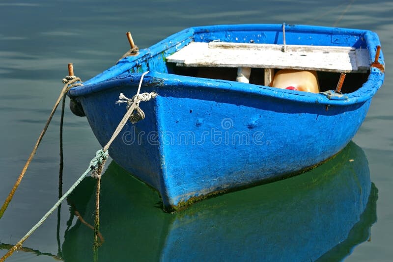 Barco azul imagem de stock. Imagem de oceano, mastro - 11825727