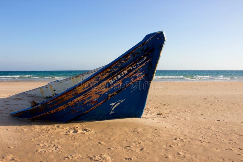 Barco azul imagem de stock editorial. Imagem de madeira - 99392329