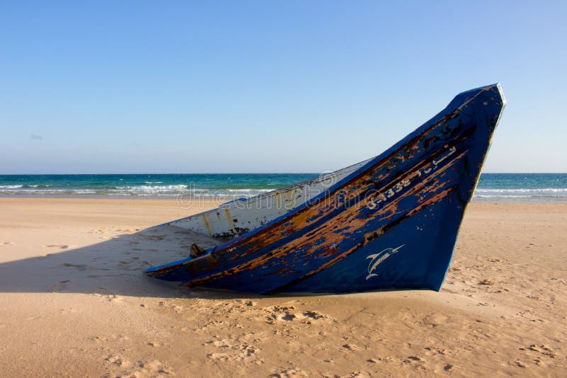 Barco azul foto de stock editorial. Imagem de branco - 99392468