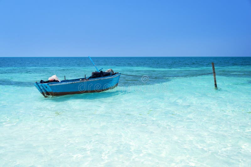 Barco Azul, Cayo Levisa Cuba Foto de archivo - Imagen de asoleado ...