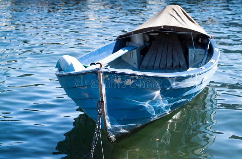 Barco Azul De Como Del Lago Foto de archivo - Imagen de europeo, azul ...