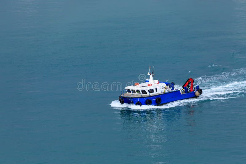 Barco Azul E Branco No Porto De Barcelona Foto Editorial - Imagem de ...