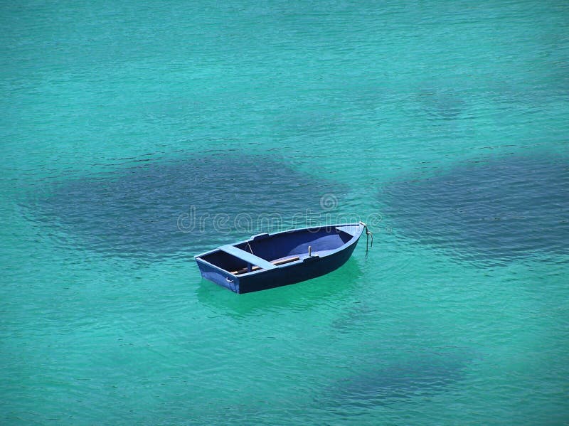 Barco azul en bahía azul foto de archivo. Imagen de tropical - 1975364