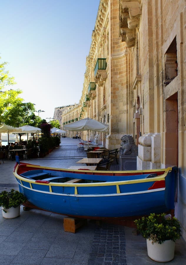 Barco azul en Malta foto de archivo. Imagen de asegurar - 5062970