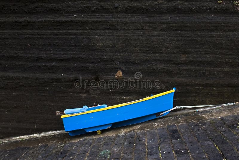 Barco azul pequeno foto de stock. Imagem de vazio, pequeno - 15914710