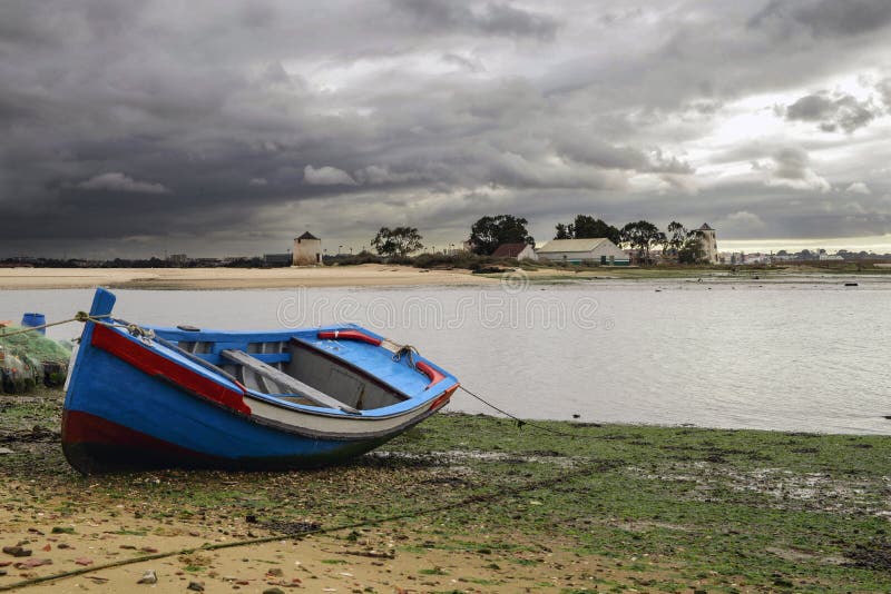 Barco Azul Tradicional De Lisboa Imagen de archivo - Imagen de sucio ...