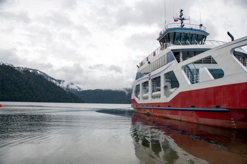 Barco Blanco Atracado a Orillas De Un Tranquilo Lago Foto de archivo ...