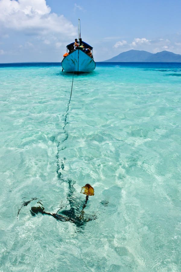 Barco Con Vista Delantera Del Ancla Imagen de archivo - Imagen de azul ...
