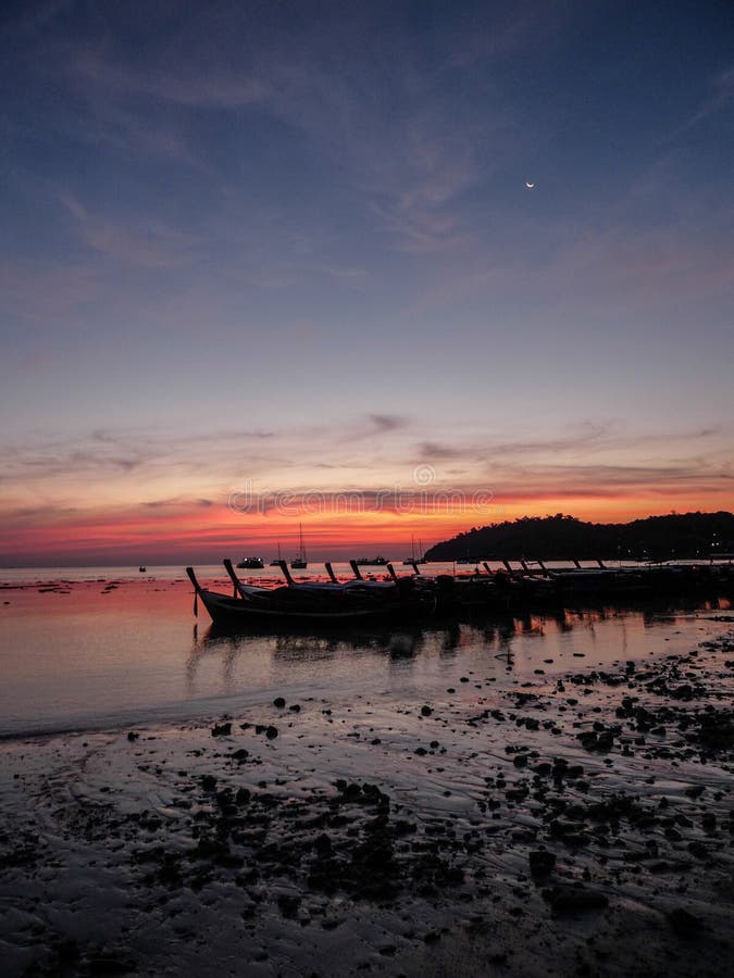 Barco Da Cauda Longa Ancorado Na Costa Pelo Alvorecer Com O Céu Bonito ...