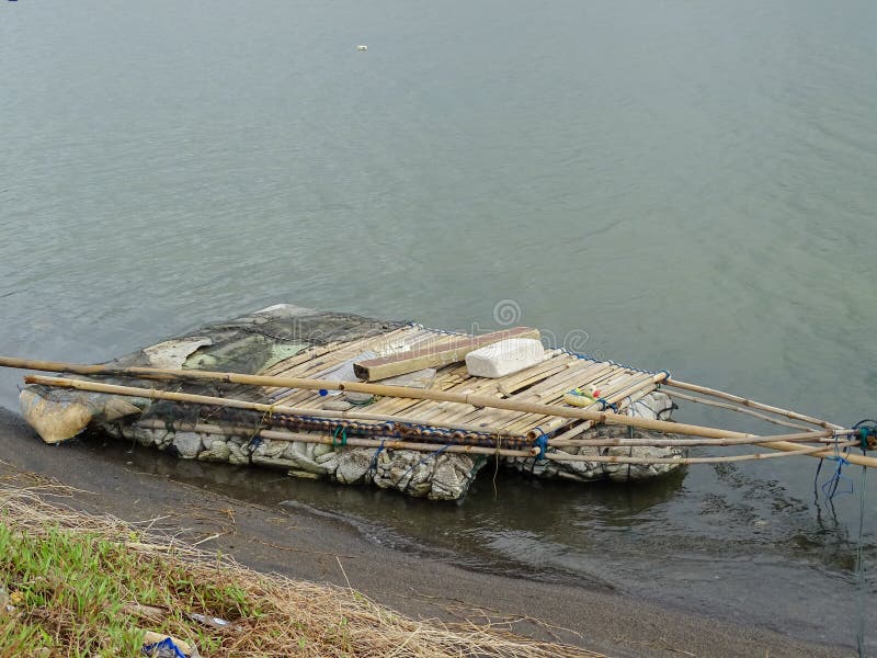 Barco De Balsa Simple a Orillas De Un Río O Un Lago Imagen de archivo ...