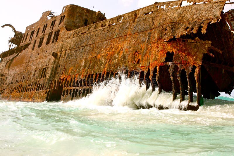 Barco de carga encallado imagen de archivo. Imagen de playa - 47556899