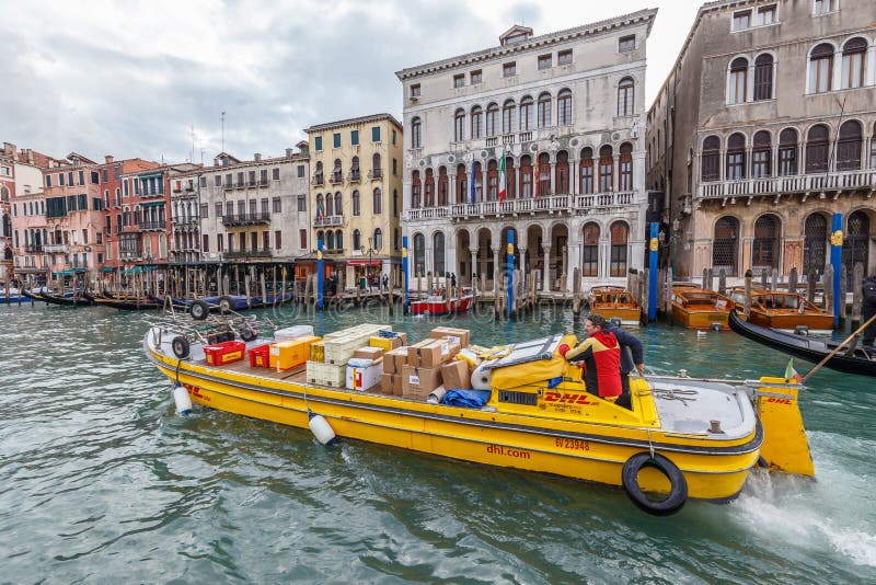 Barco De Cargo De DHL Em Grand Canal Fotografia Editorial - Imagem de ...