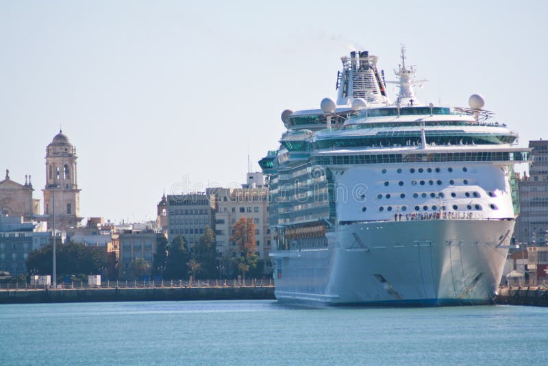 Barco de cruceros atracado imagen de archivo. Imagen de ciudad - 40808687