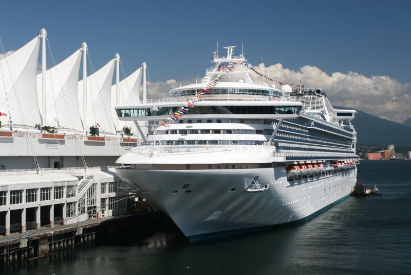 Barco de cruceros moderno foto de archivo. Imagen de ocio - 2926686