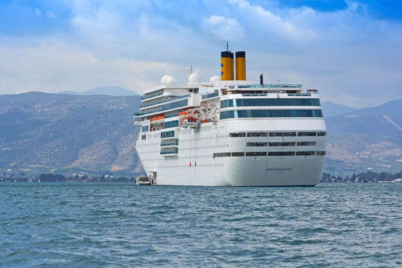 Barco De Cruceros Moderno Atracado En Quay Circular, Sydney Harbour ...