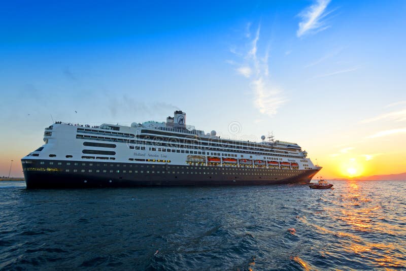 Barco de cruceros moderno foto editorial. Imagen de conferencia - 61103721