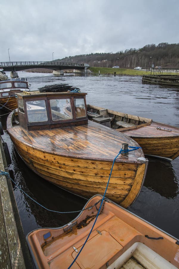 Barco De Madeira Amarrado No Cais Do Rio Foto de Stock - Imagem de ...