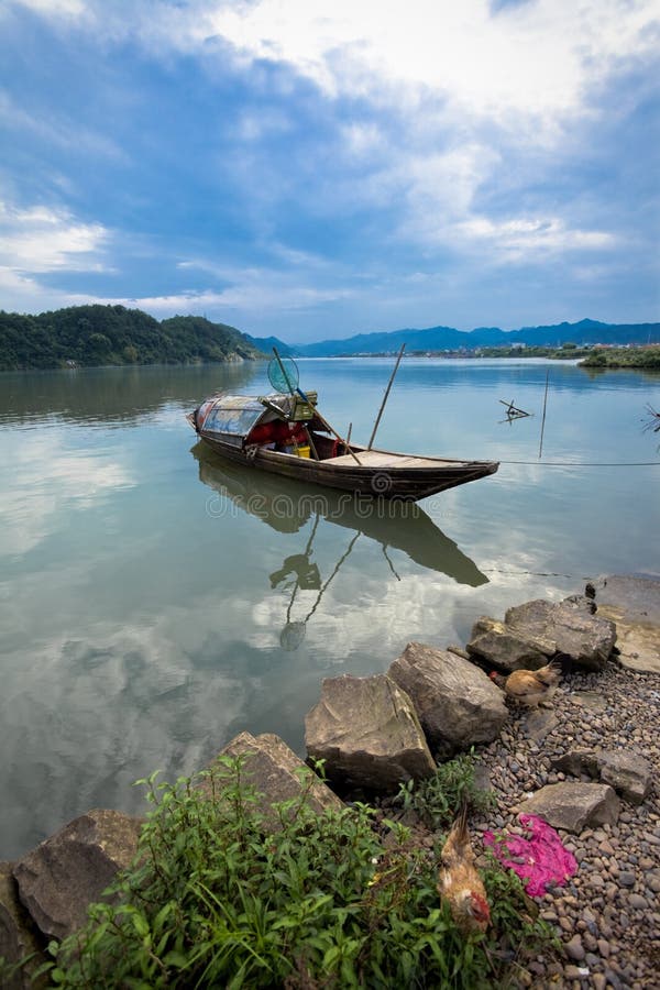 Barco de madeira no rio foto de stock. Imagem de turismo - 20366606